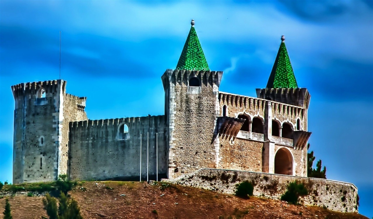 Castelo de Porto de Mós - Porto de Mós, Leiria (Portugal). - Mais ...